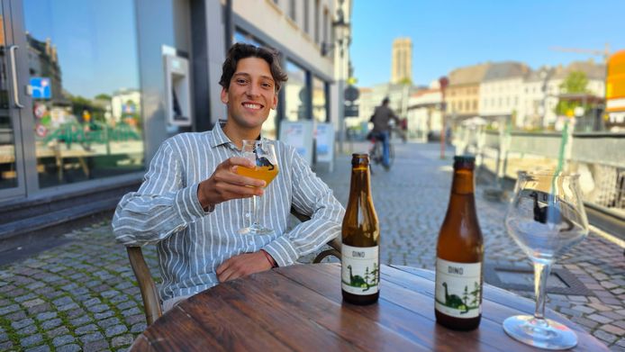 Student (21) brengt nieuw bier ‘Dino’ op de markt: “Al lachend ontstaan ...