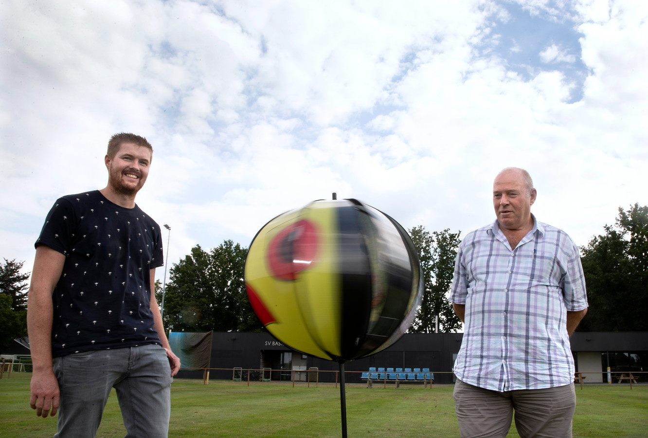 Engerlingen en vogels vreten voetbalvelden op: ‘Het is één doffe ...