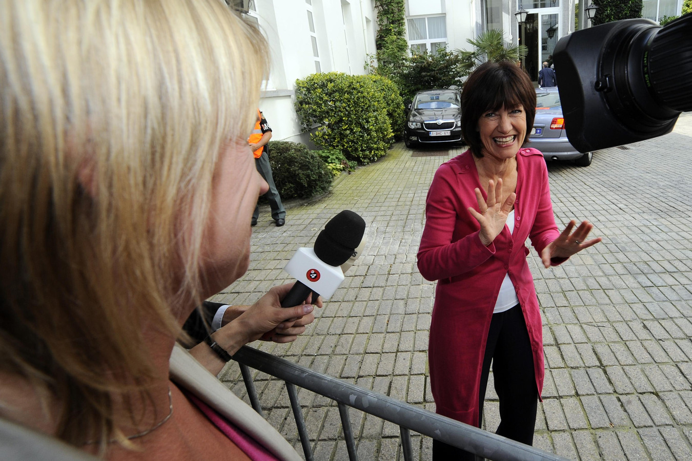 Auto Onkelinx rijdt over voet journaliste Goedele Devroy | Foto | hln.be