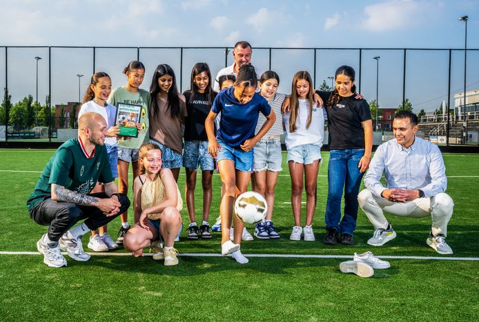 Voetbalsucces in Rotterdam: meiden van basisschool Het Tangram ...