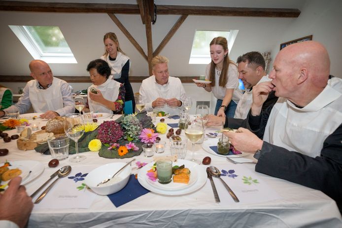 Tv-kok Pierre Wind geniet van gerechtjes met Oosterhoutse dennenappels ...