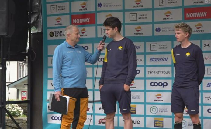 Apart zicht wanneer Van Aert in gewone kledij op startpodium staat ...