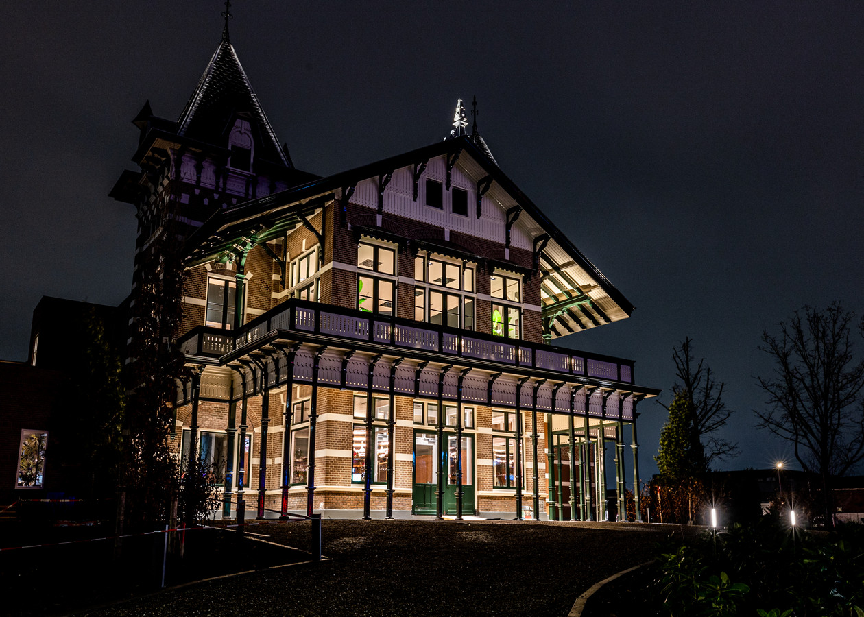 Als het in Hengelo donker wordt, gaan de schijnwerpers aan en wordt het ...