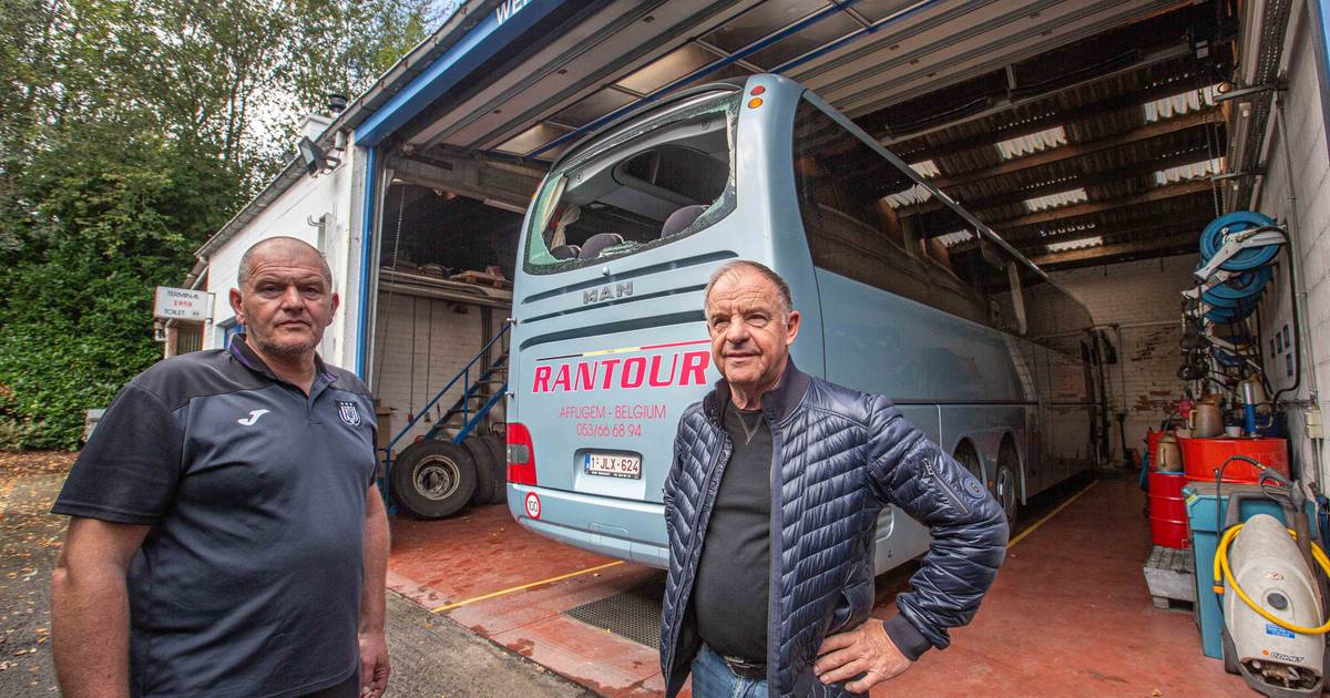 Rantour boos nadat Anderlecht-bus zwaar beschadigd raakt door ...