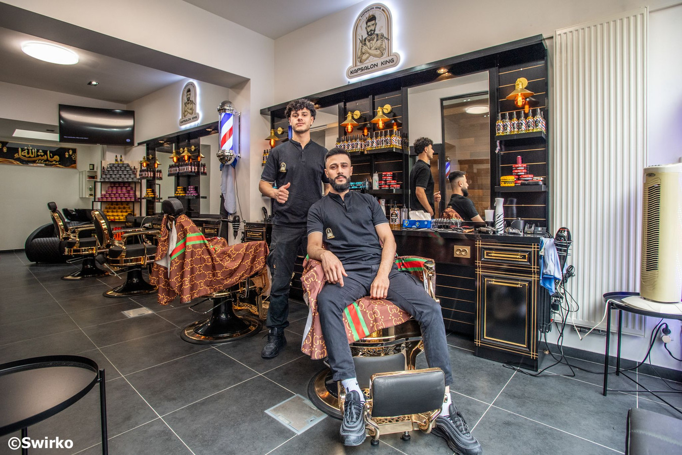 NET OPEN. Broers Nezar (20) en Hussein (22) openen ‘kapsalon King’ in de Molenstraat: “Het hele ...
