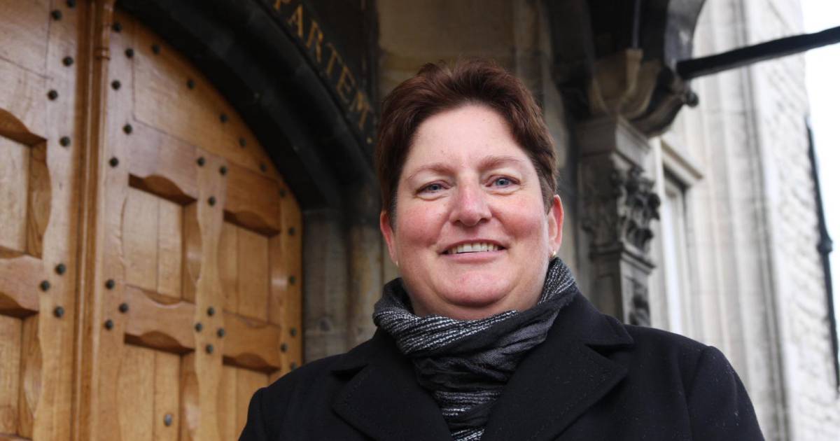 SP-raadslid Lenny Roelofs loopt boos weg aan begin raadsvergadering ...