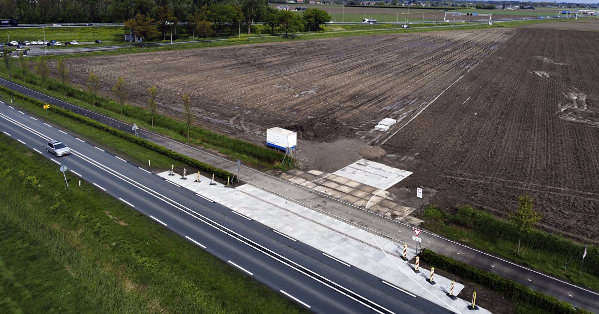Piepklein stukje weg, compleet met haaientanden en belijning, is begin ...