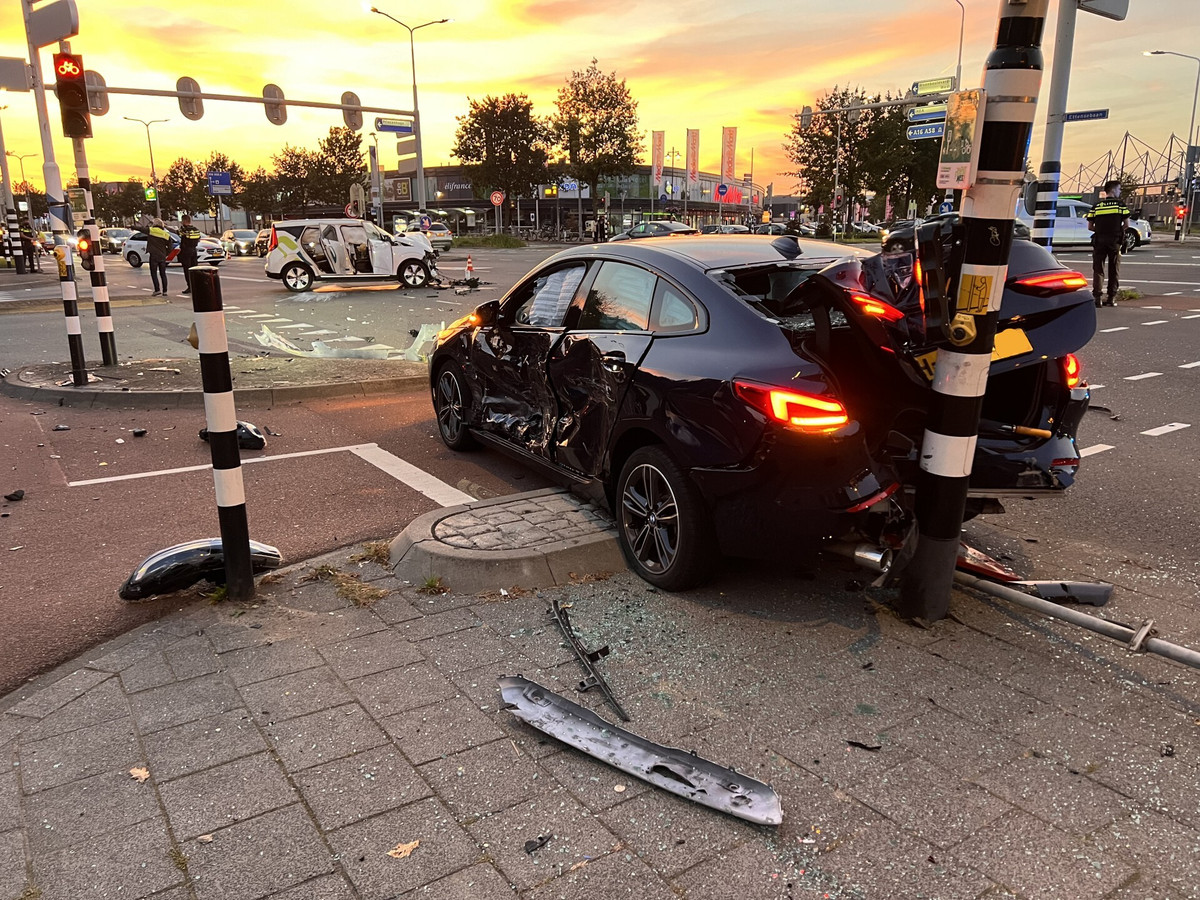 Straat bezaaid met brokstukken door heftige botsing in Breda | Foto ...