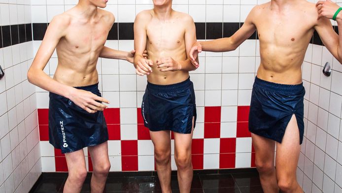 Vlaamse jongeren douchen steeds vaker met zwembroek aan uit angst voor ...
