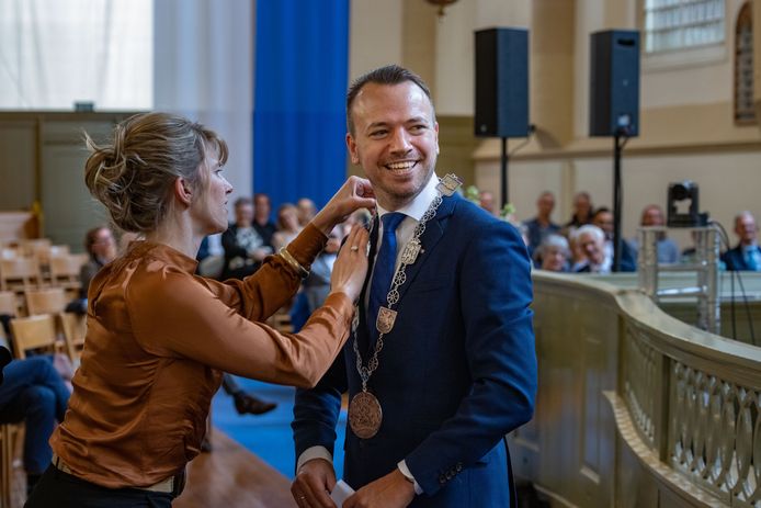 ‘Vrolijke’ Sander de Rouwe (40) geïnstalleerd als burgemeester van ...