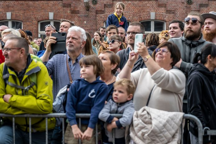 Repetitie aan Hollandse Kazerne blijft meer volk lokken: Vier ...
