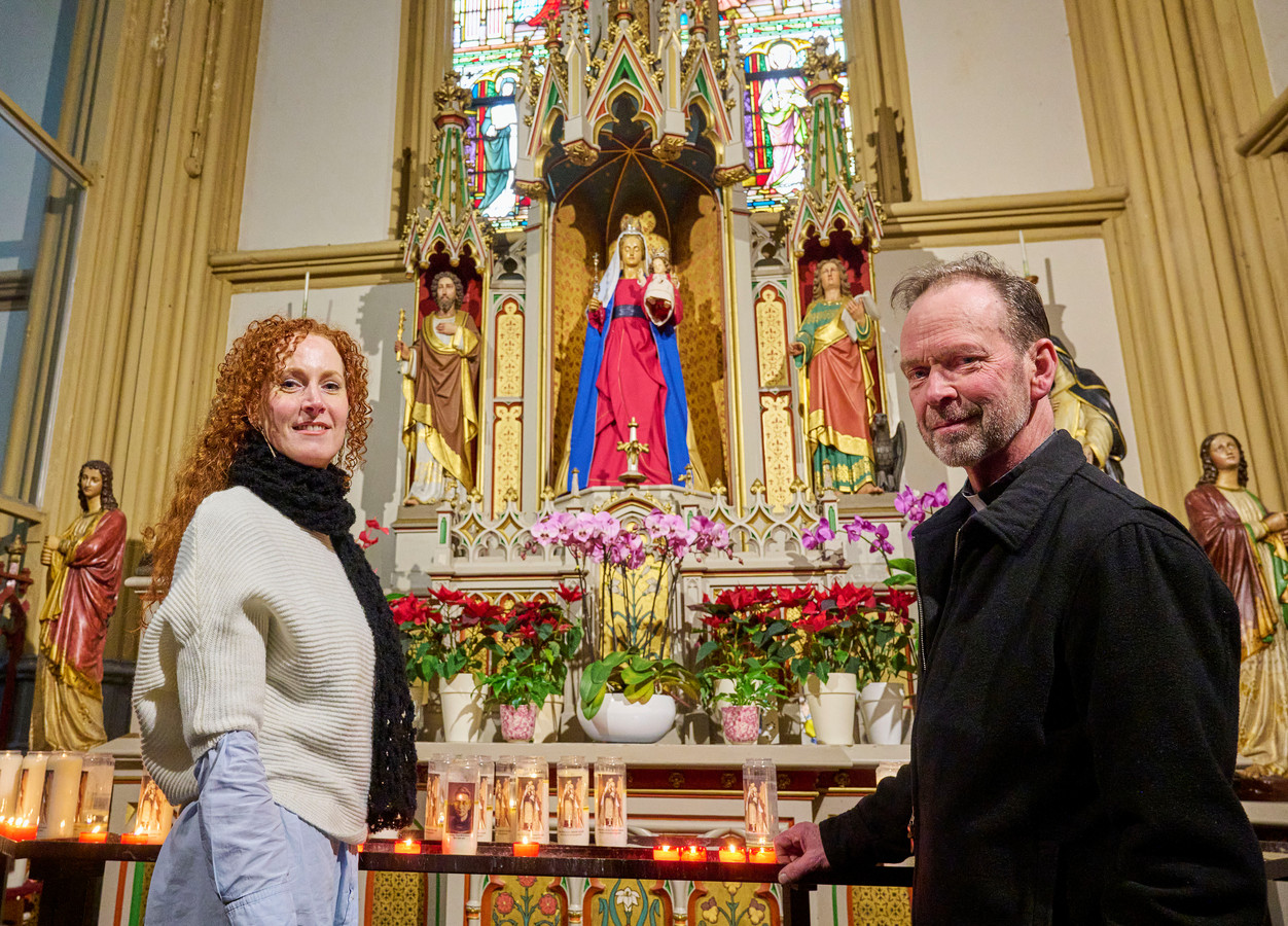 Maria in de Grote Kerk heeft een nieuw kleedje, de Osse couturier ...