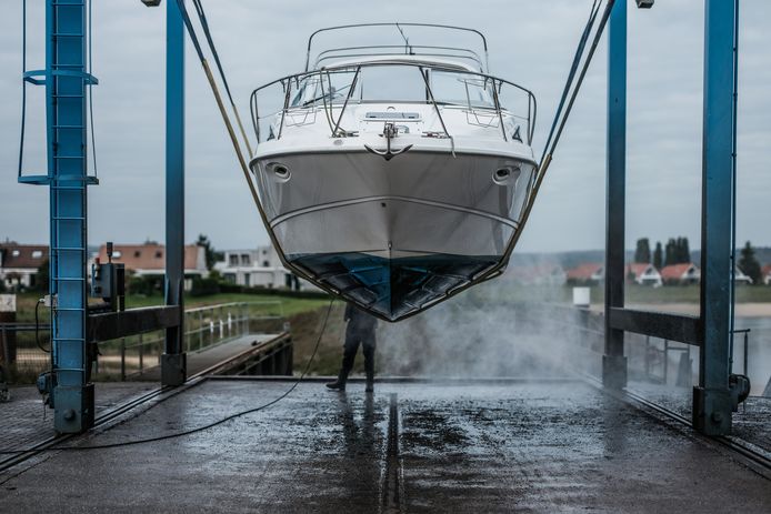 Hijsdag: met militaire precisie worden de boten bij Jachthaven ’t ...