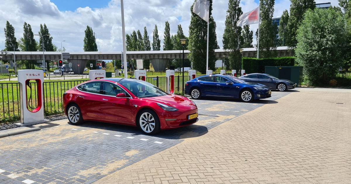 Supersnelle oplader voor Tesla’s: Rijswijk heeft de primeur | Auto | ed.nl