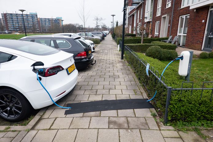 Laadkabel mag op de stoep liggen, als mensen er maar niet over ...