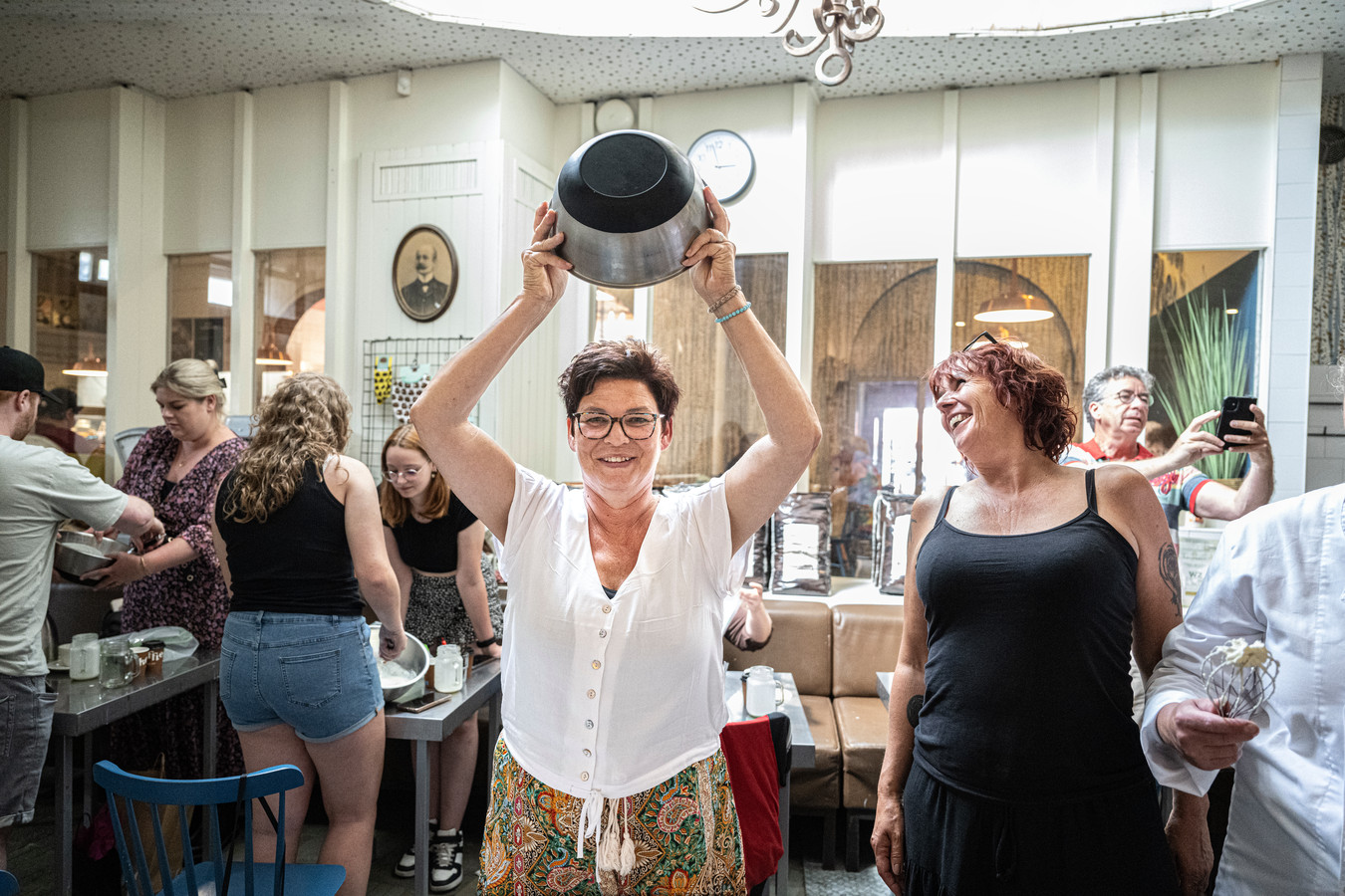 Buurvrouw bezorgt Trea een leuke dag nadat ze haar huis kwijtraakte ...