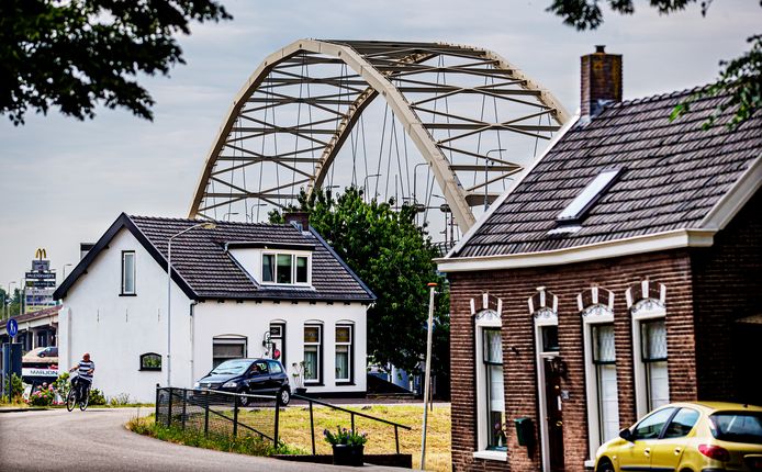 Slagboom bij Papendrechtse brug eruit gereden; N3 korte tijd dicht ...