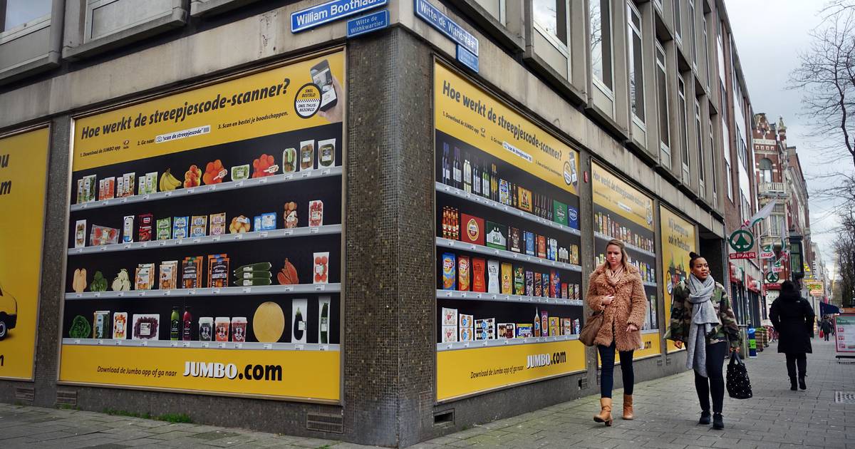 Boodschappen scannen aan het raam bij pop-up Jumbo | Rotterdam | AD.nl