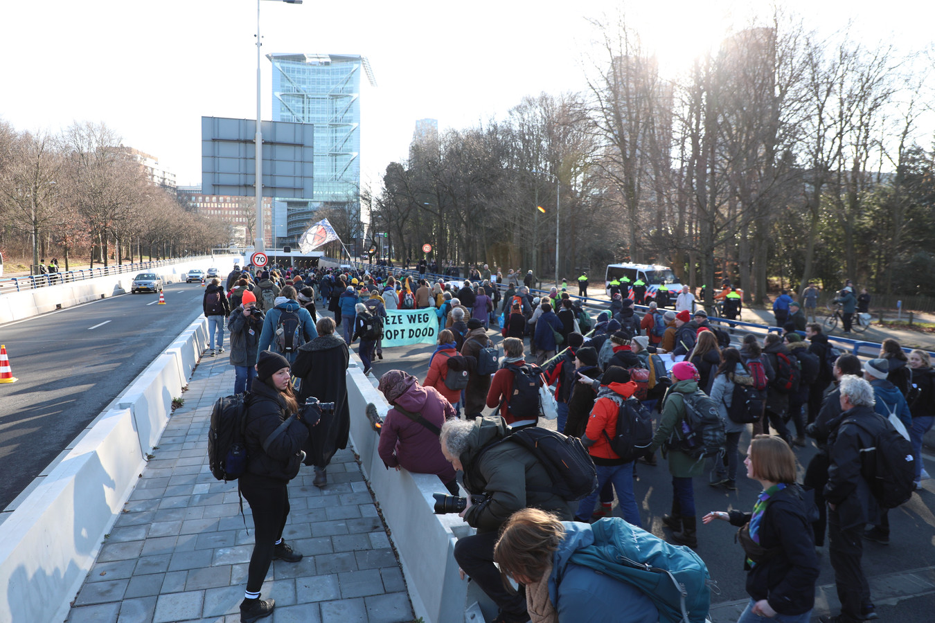 Honderden klimaatactivisten opgepakt voor blokkeren A12 in Den Haag ...