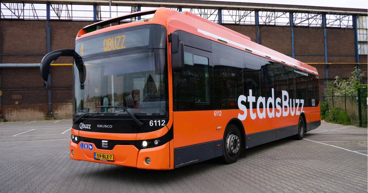 Qbuzz rijdt met oranje bus en deelt kroontjes uit | Dordrecht | AD.nl
