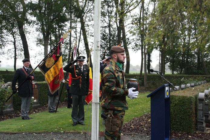 Urne Onbekende Soldaat symbolisch gevuld op begraafplaats Keiem: “Dit ...