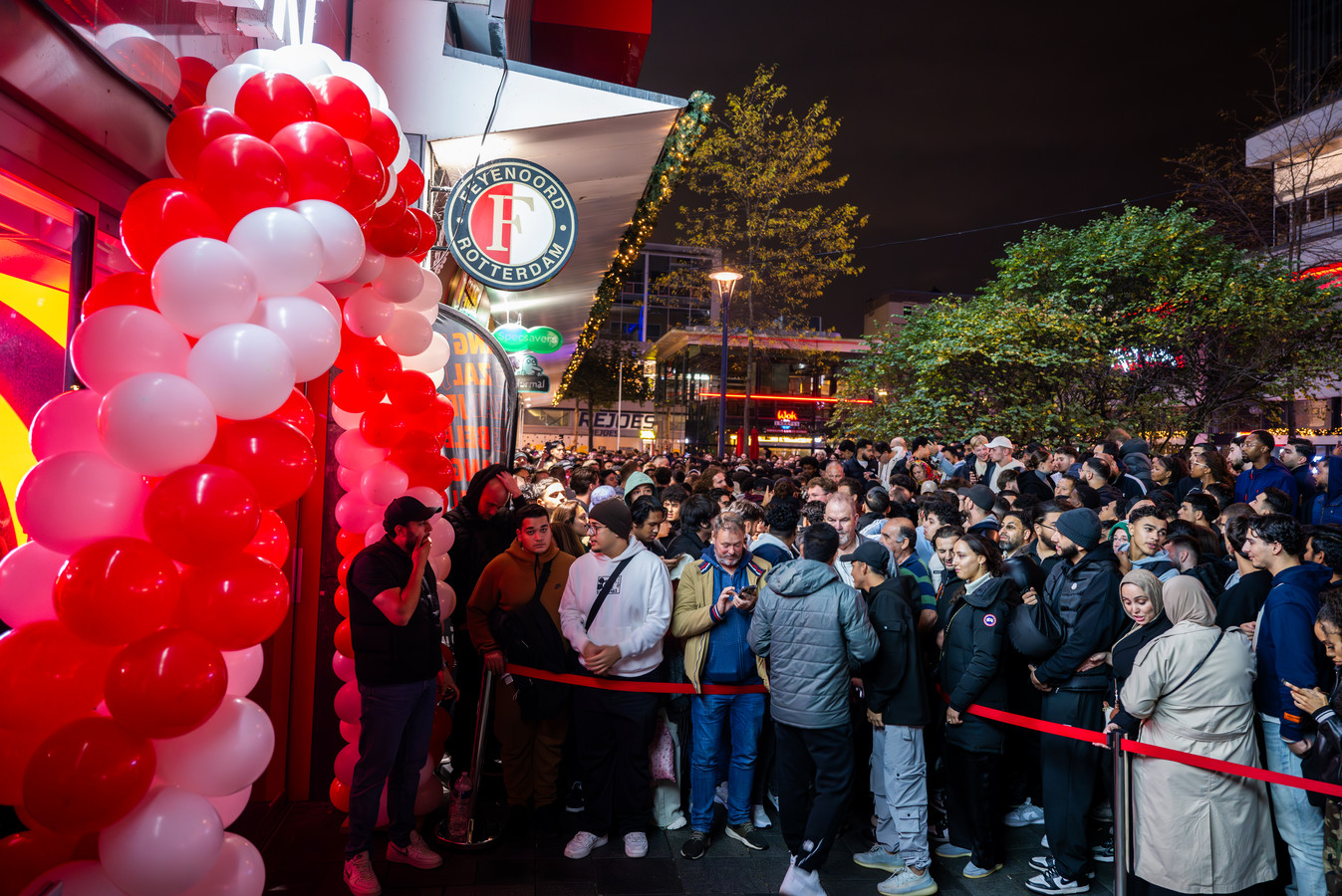 MediaMarkt-manager aangedaan door relschoppers: ‘Feestje is verpest, ik ...
