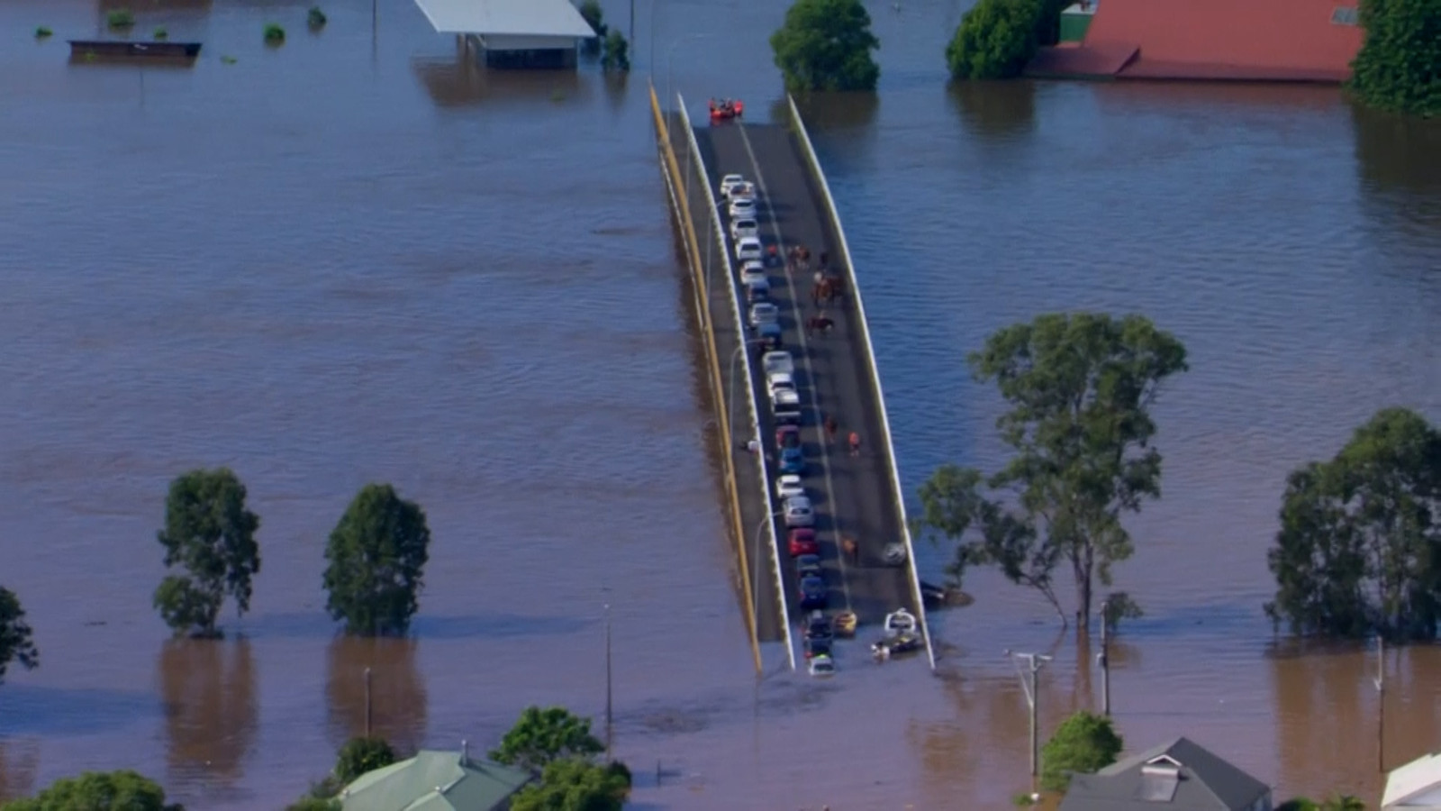 Overstromingen dwingen 50 Australiërs om te overnachten bovenop brug ...