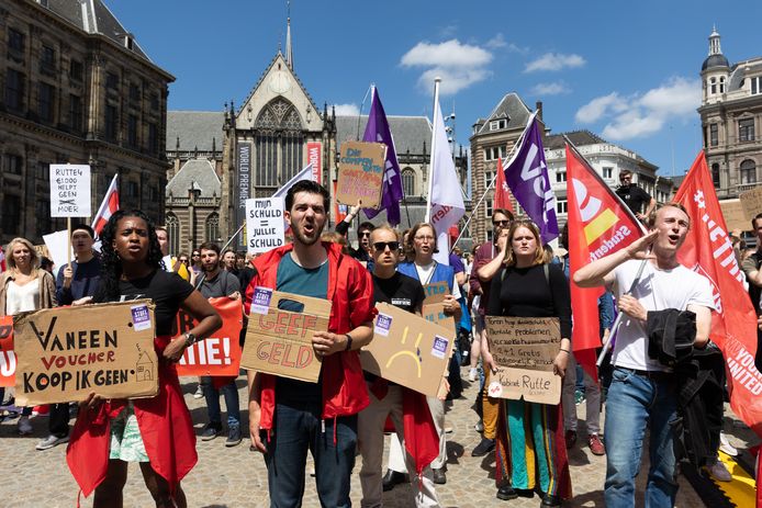 Honderden studenten protesteren voor ruimere basisbeurs en compensatie ...
