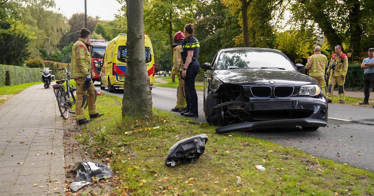 Auto raakt van de weg en botst tegen boom in Aarle-Rixtel: bestuurder ...