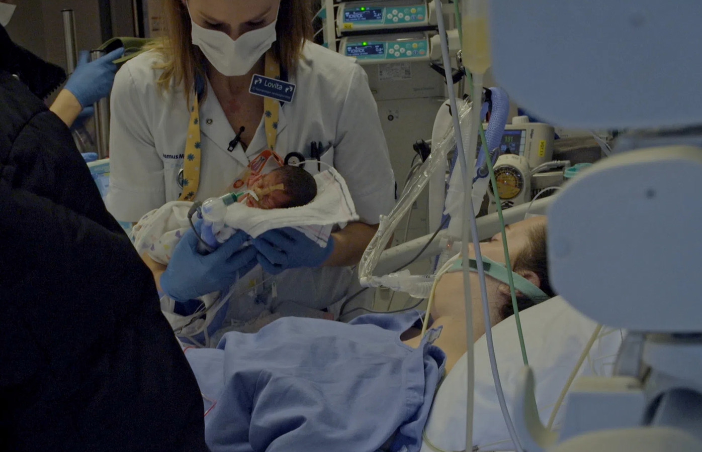 Jennifer bevalt in coma van piepkleine Vajén en toch reageert haar ...