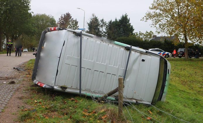 Ongeluk in Vlijmen: bestelbus belandt op zijn kant in weiland | Heusden | bd.nl