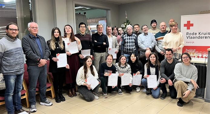 17 cursisten krijgen brevet ‘Eerste Hulp – Helper’ van Rode Kruis | Kortrijk | hln.be