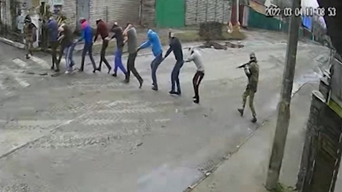 Beelden leggen Russische ‘zuiveringsoperatie’ in Boetsja bloot: “Maakt ...