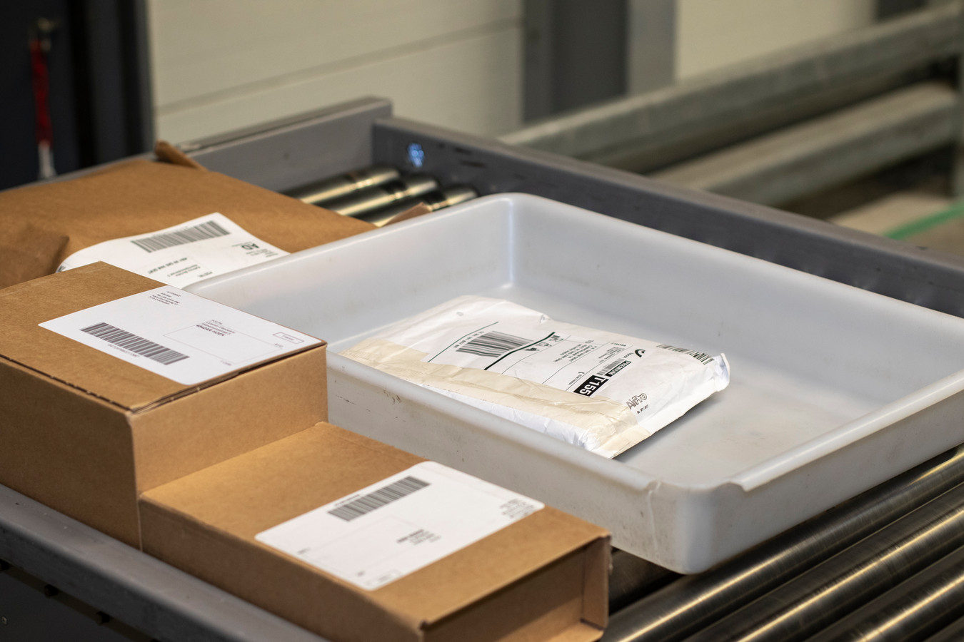 Depot van PostNL in Goes zendt vlak voor kerst recordaantal pakketjes ...