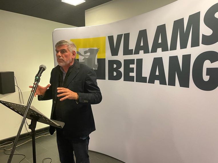 Vlaams Belang-kopstuk Filip Dewinter tegen de grond gewerkt door ...