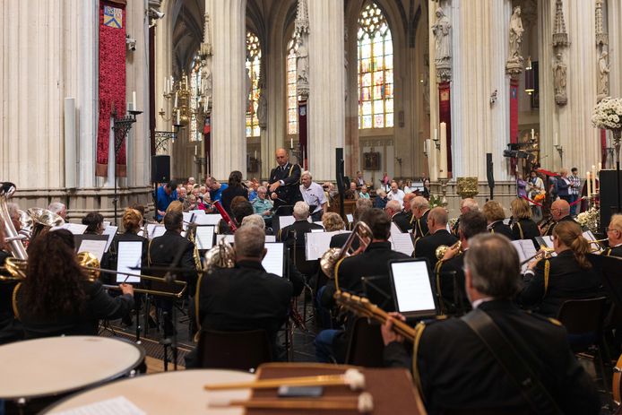 Witte rook voor jubilerende Politieharmonie: muzikanten treden op voor ...