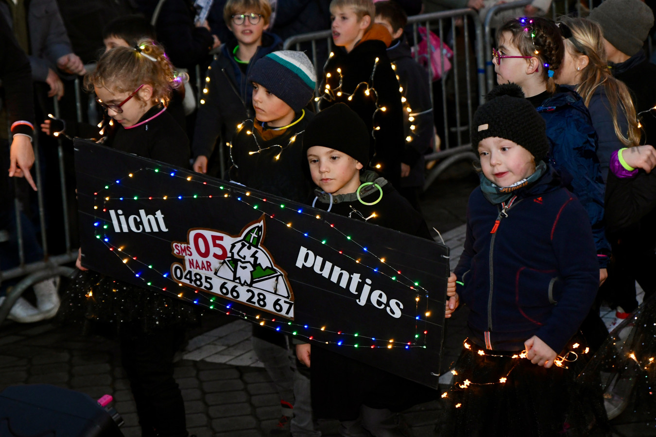 IN BEELD. 41e Sint-Maartensstoet lokt massa mensen: “Heel blij dat we ...