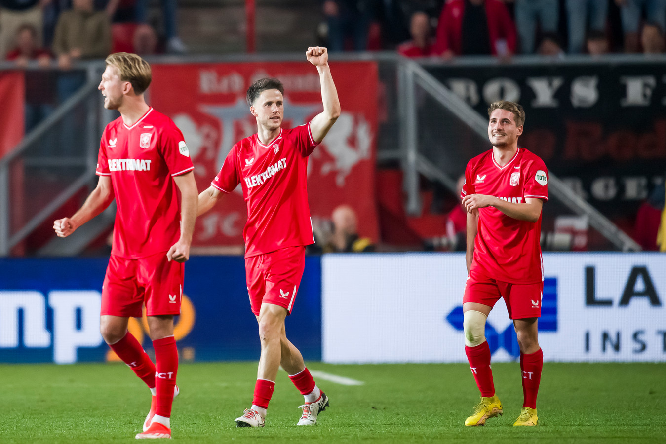 Ajax kan voorbeeld nemen aan FC Twente, dat op de rand van het ravijn ...