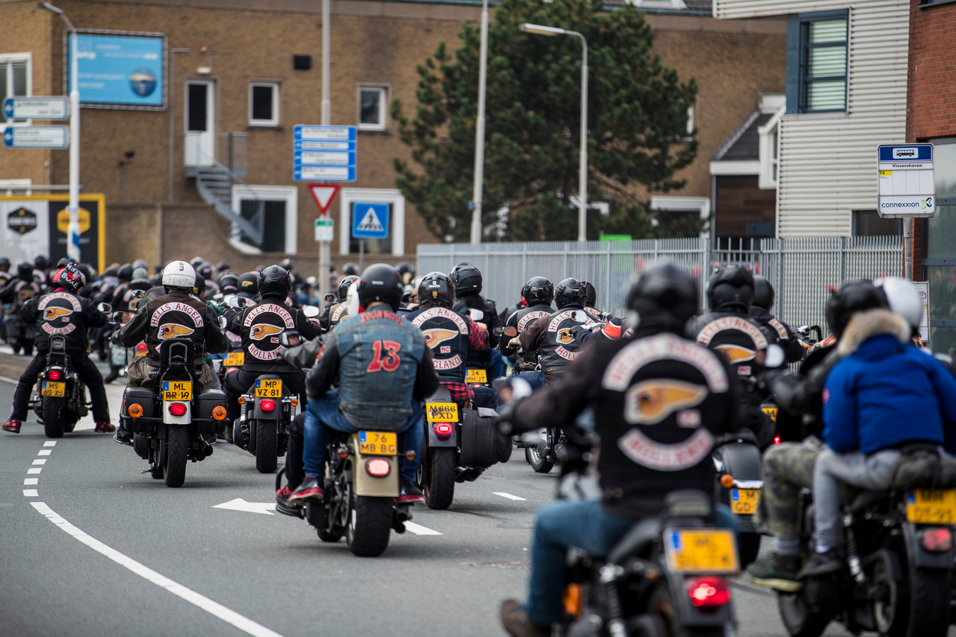 Grote politiecontrole tijdens feestje Hells Angels in Harlingen | Foto ...