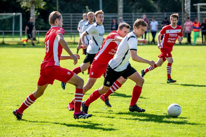 Van Hastenberg is zo trots als een pauw na wereldgoal van twintig meter ...