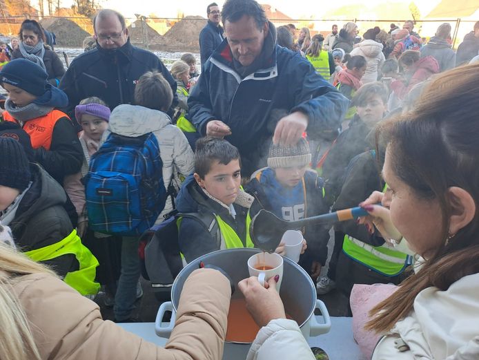 Basisschool Triangel verkoopt ‘soep op de stoep’ voor vzw Feestvarken ...