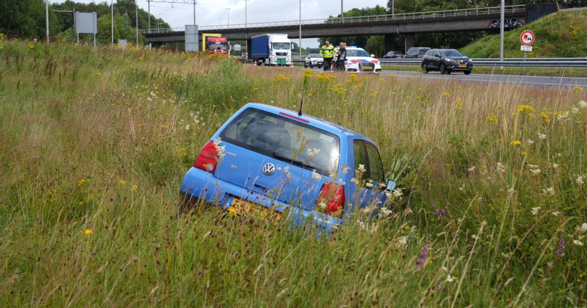Auto vliegt van talud af langs A32 bij Staphorst en komt in sloot tot ...