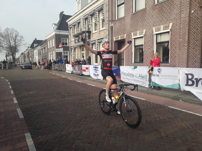 Leijnse soleert naar zege in Omloop van Noordwest-Overijssel ...