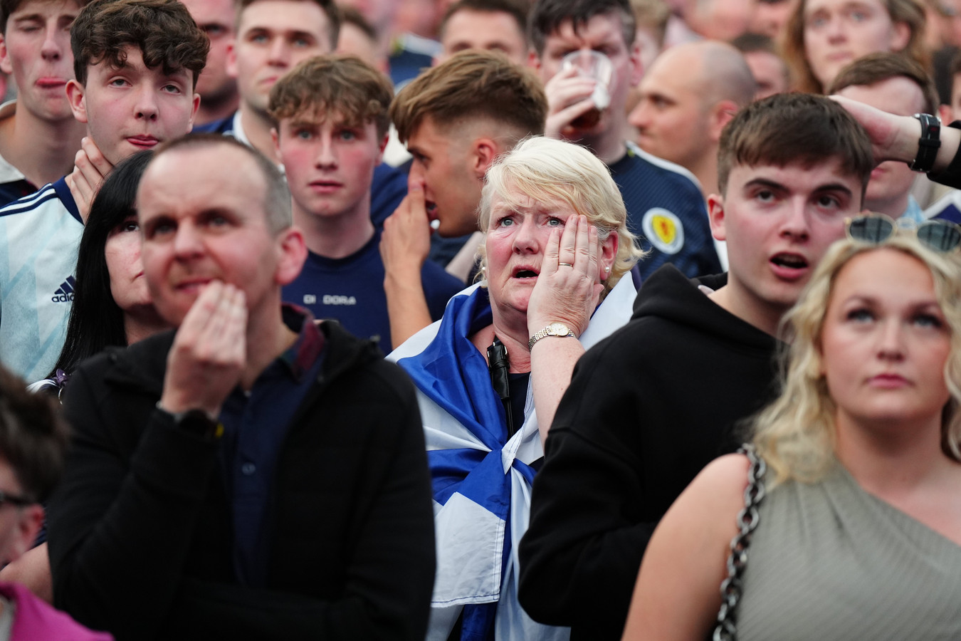 Een duim de lucht in: Hongaarse spits Varga krijgt na akelige botsing ...