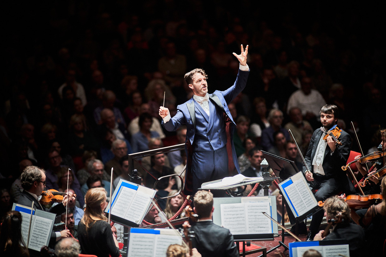 Lorenzo Viotti begint zijn tweede seizoen in een bomvol en euforisch Concertgebouw