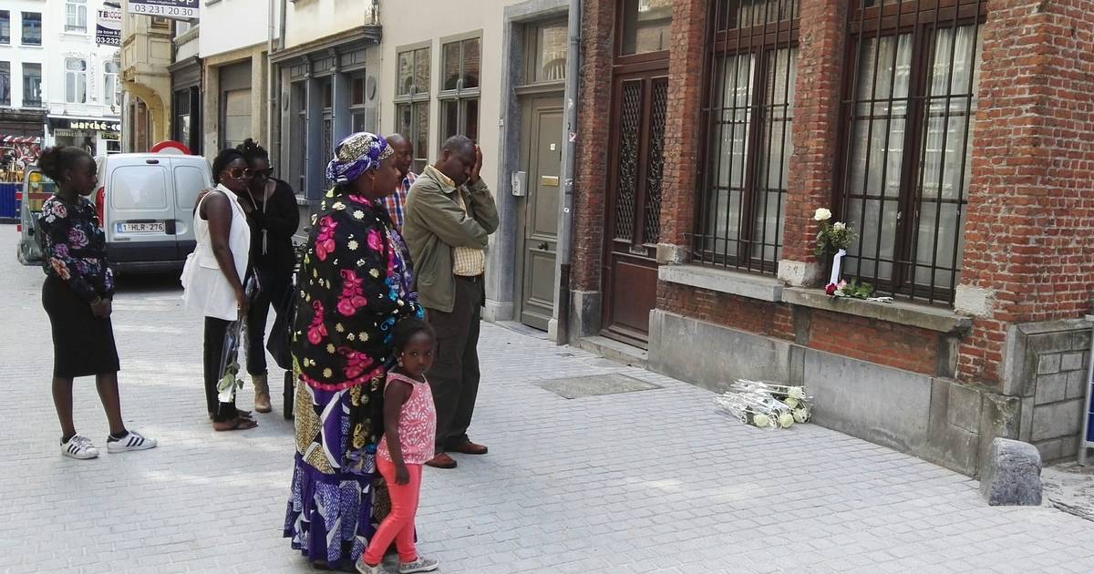 10 jaar na raid Van Themsche Familie Oulematou rouwt bij gedenksteen ...
