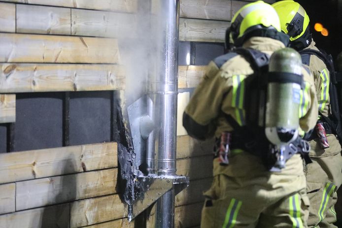 Brandweer sloopt houten planken uit muur om doorslag van kachelbrand te ...