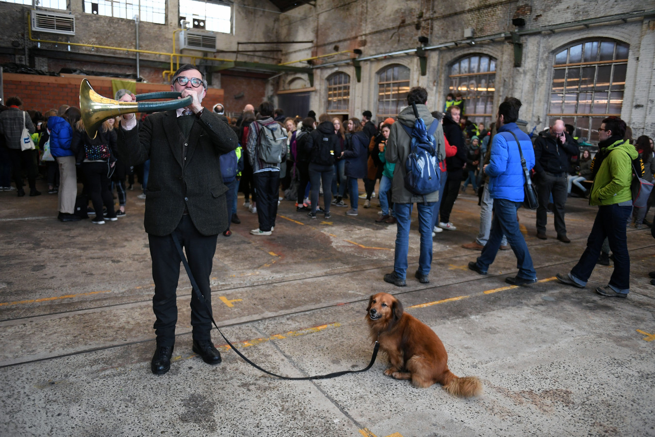 VIDEO Stef Hublou (56) blaast met zijn hoorn de loftrompet voor ...