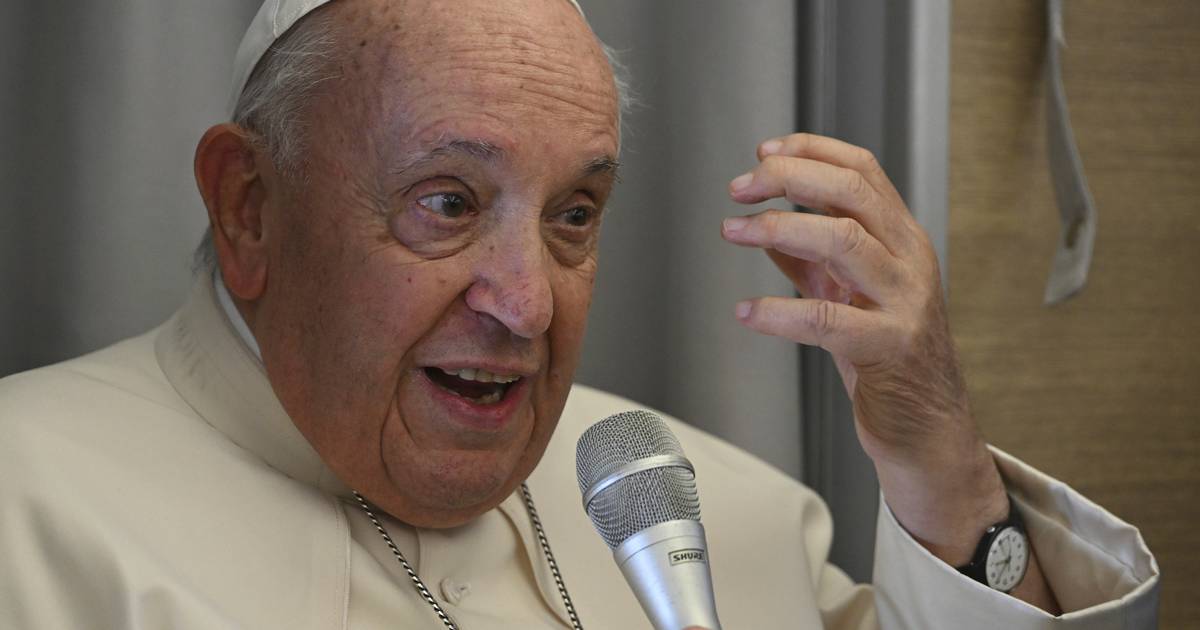 Paus Franciscus geeft toe dat hij “niet meer zo gemakkelijk” kan reizen ...