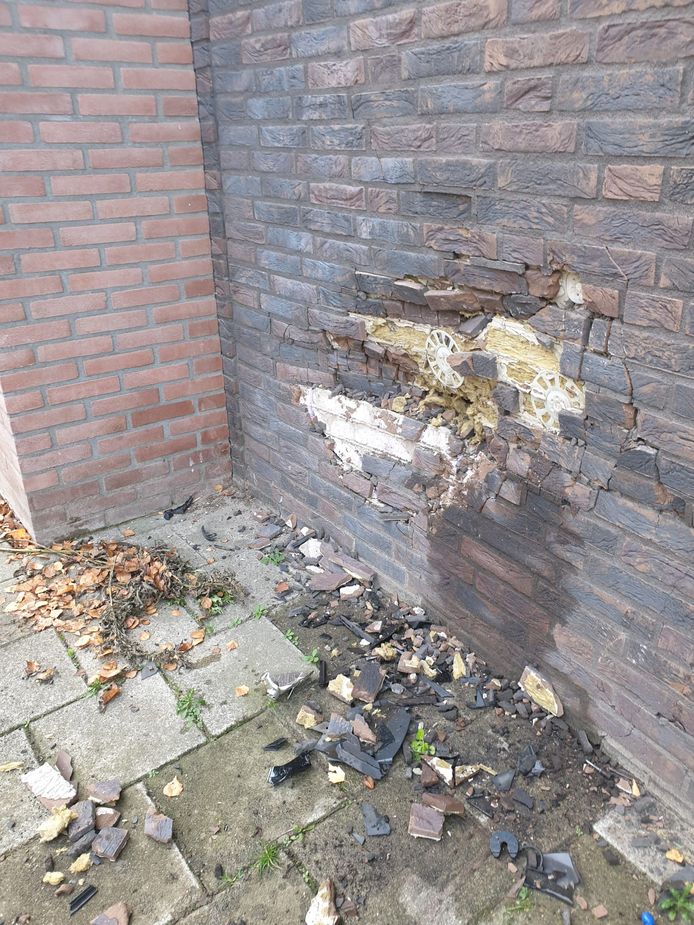 14-jarige jongen ramt muur in de straat met auto van ouders, moeder zat ...